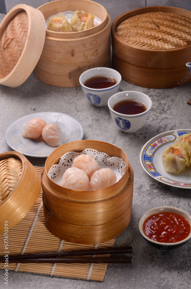 Foto de Traditional Asian Prawn or shrimp dumplings hakau, ha kauw or ...