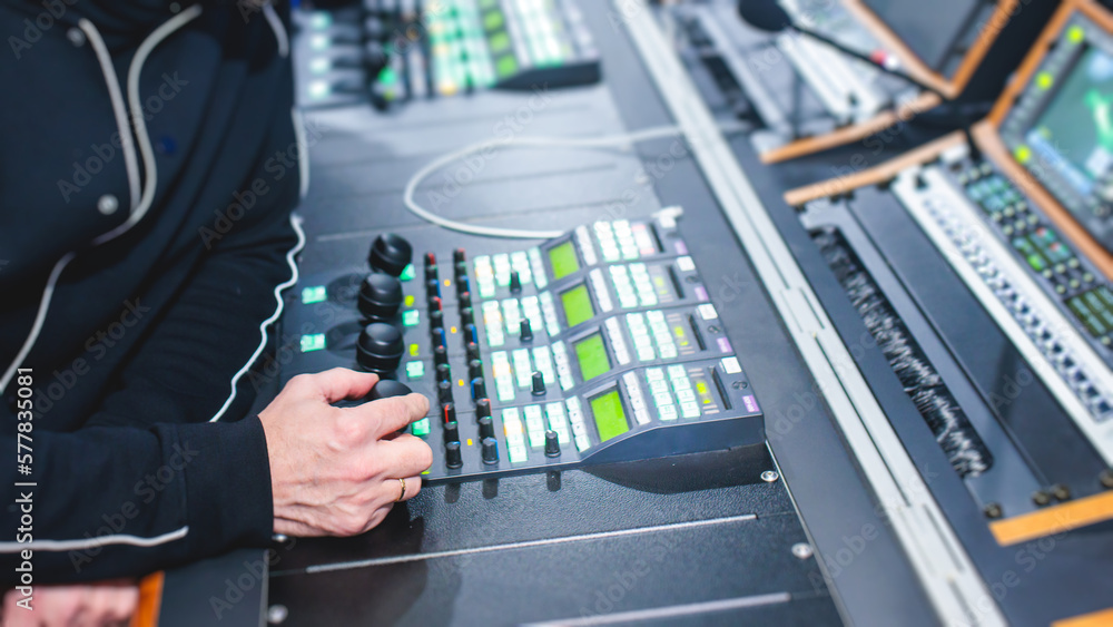 Foto Stock View of lighting technician operator working on mixing ...