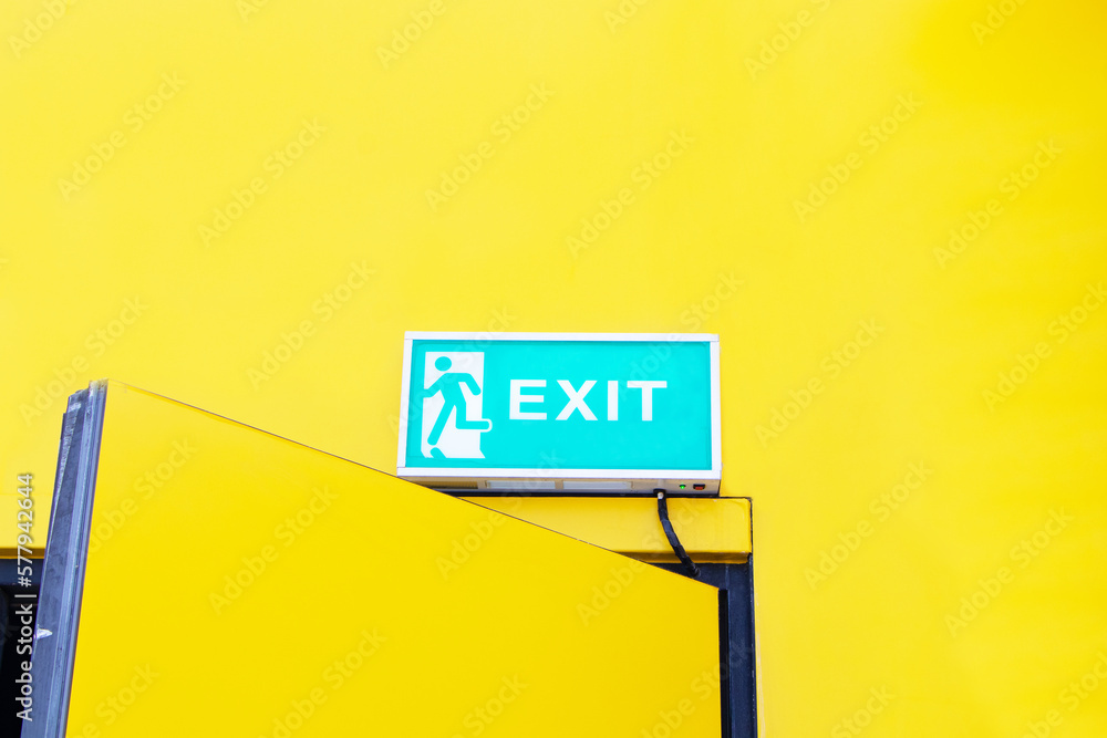 Foto de Fire EXIT green emergency exit sign Attached to top of yellow ...