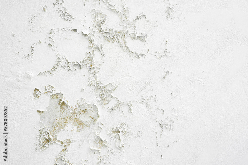 Foto de Closeup of badly fixed building facade wall covered with cracks ...