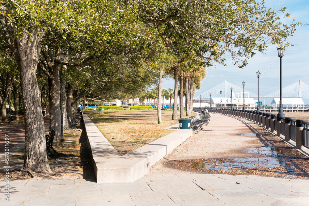 Stockfoto med beskrivningen Pathway on harbor side of Charleston ...