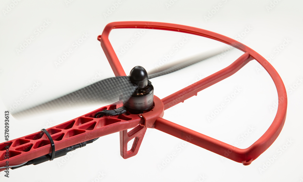 Foto de drone arm with an electric motor and a carbon fiber spinning ...