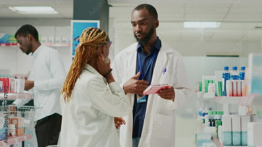 Vidéo Stock Medic giving woman bottle of medications as cure ...