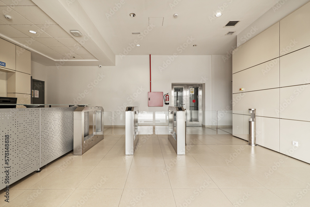 Foto de Entrance to an office building with access control with glass ...