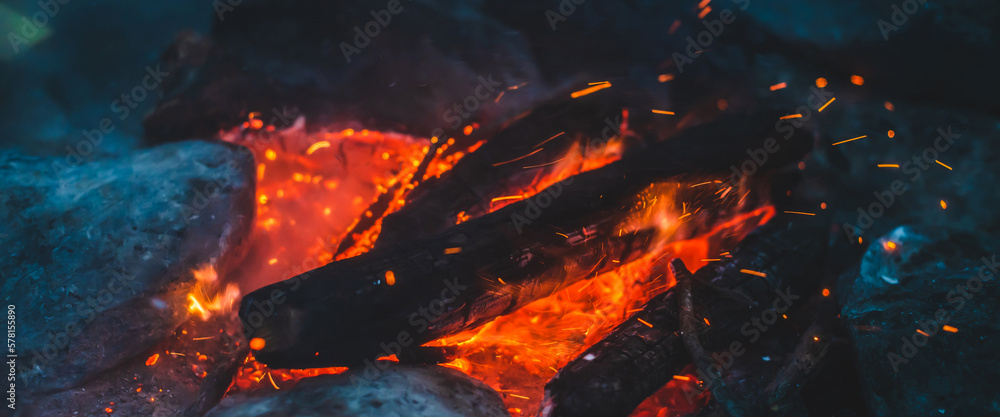 Foto de Vivid smoldered firewoods burned in fire close-up. Atmospheric ...