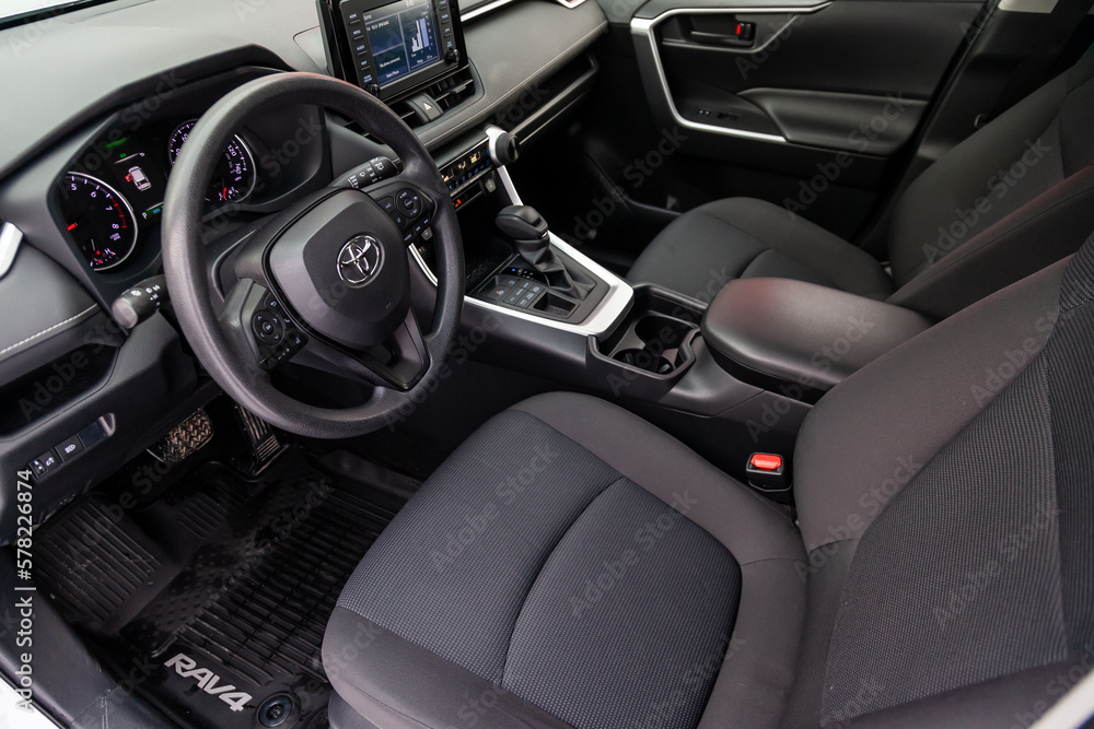 Foto de The interior of the car Toyota Rav4 2018 with a view of the ...