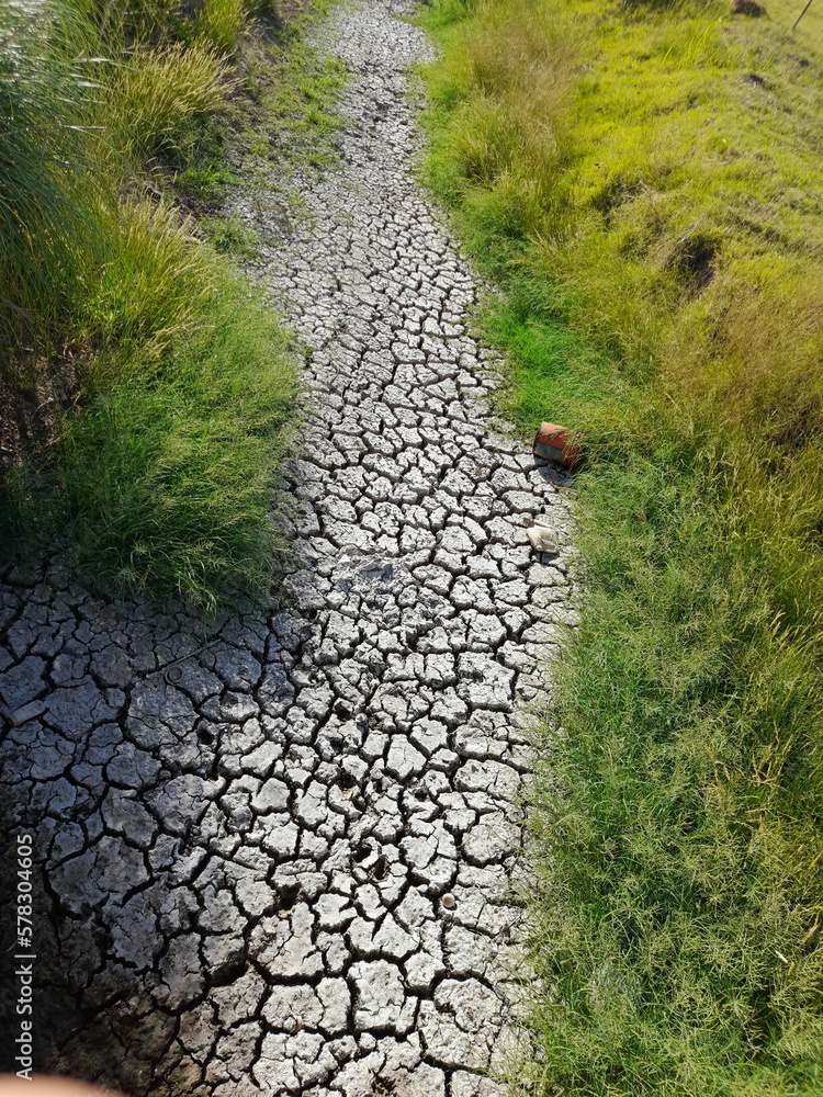 Cauce seco de un rìo con el suelo de tierra blanca agrietada por la ...