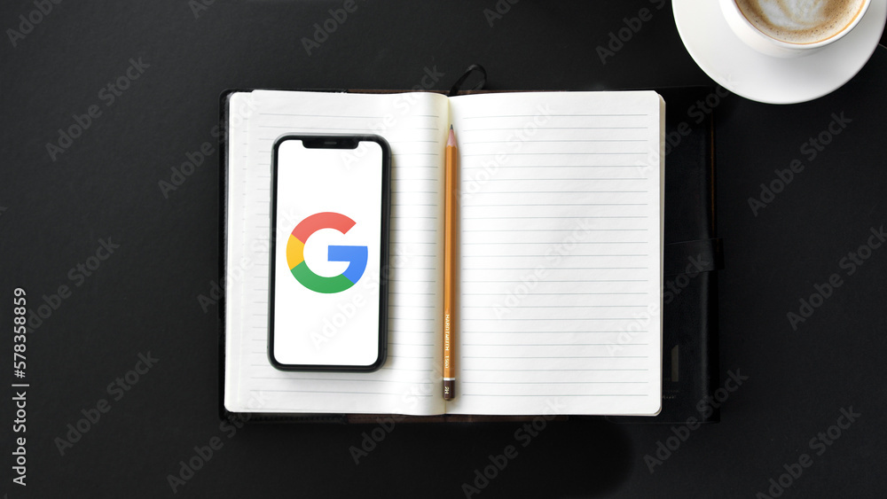 Foto de Mobile phone with the Google Logo on the screen do Stock ...