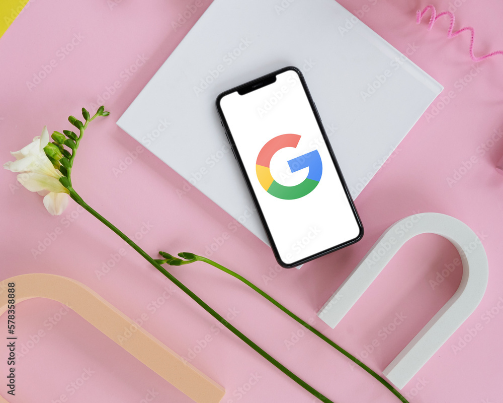 Foto de Mobile phone with the Google Logo on the screen do Stock ...