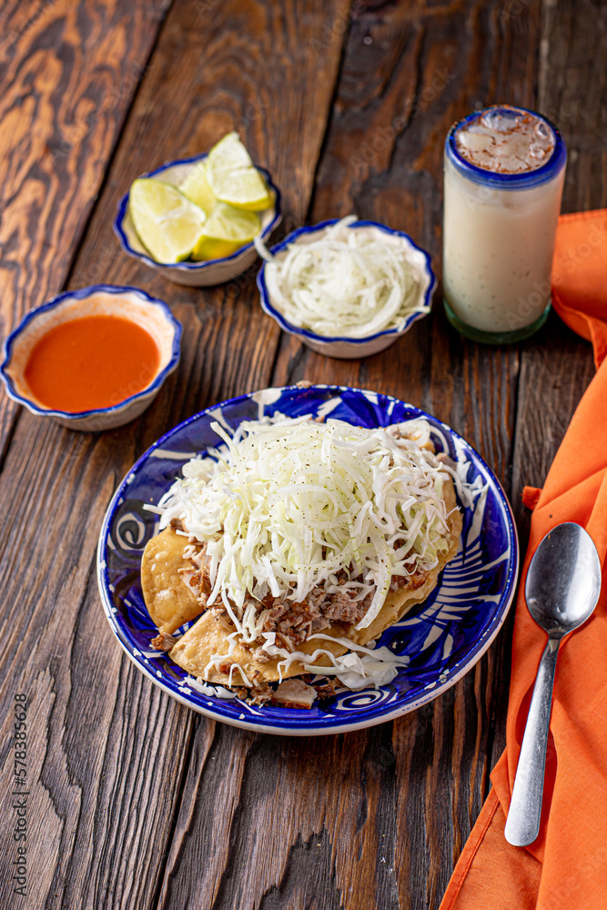 Foto de tradicional torta de carne de puerco, con agua fresca de ...