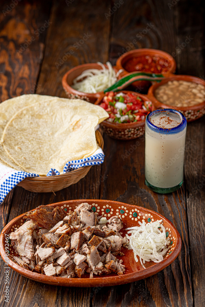 plato de carnitas de puerco en plato de barro, comida tipica mexicana ...