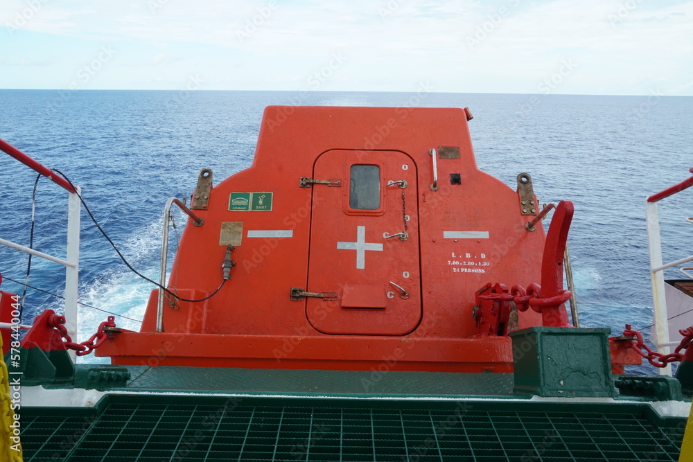 Foto de Aft of orange free fall lifeboat with door secured on launching ...