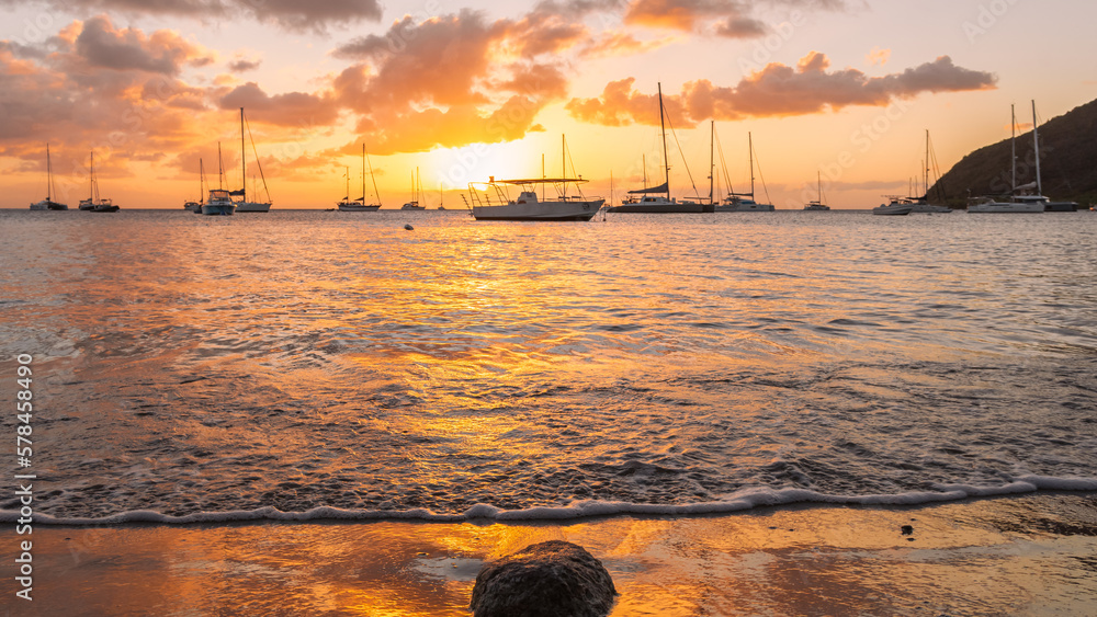 Coucher de soleil à La Grande Anse d'Arlet à La Martinique, mer des Caraïbes, Antilles ...
