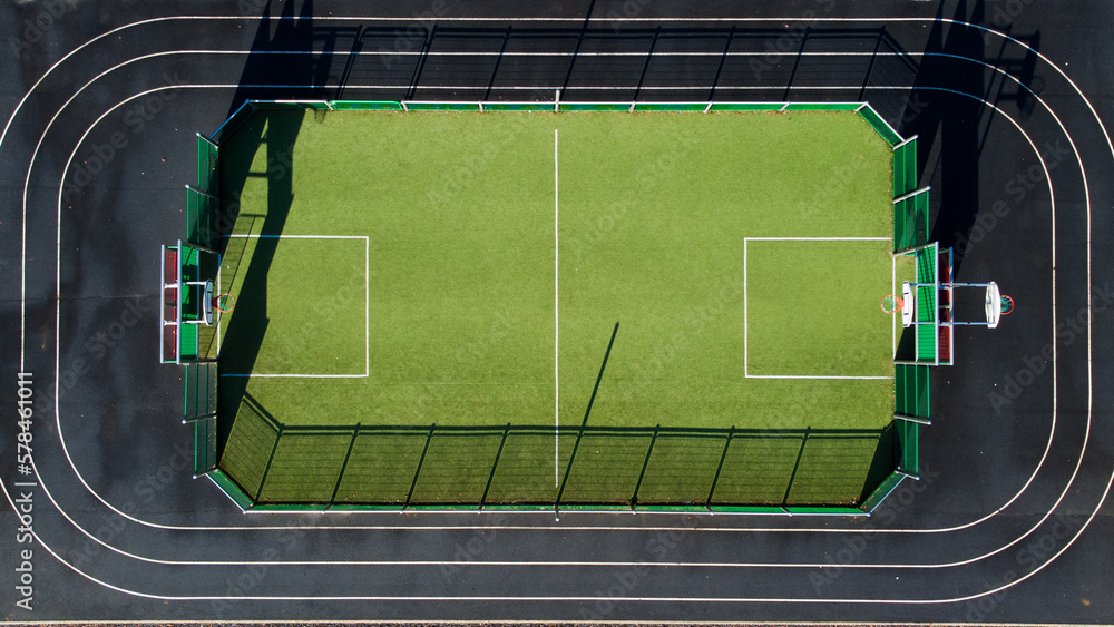 Terrain multisports vu de haut. City park composé d'un terrain de foot ...