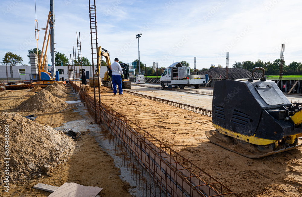 Foto de Baubranche - Maschinelle Verdichtung des Erdreiches auf einer ...