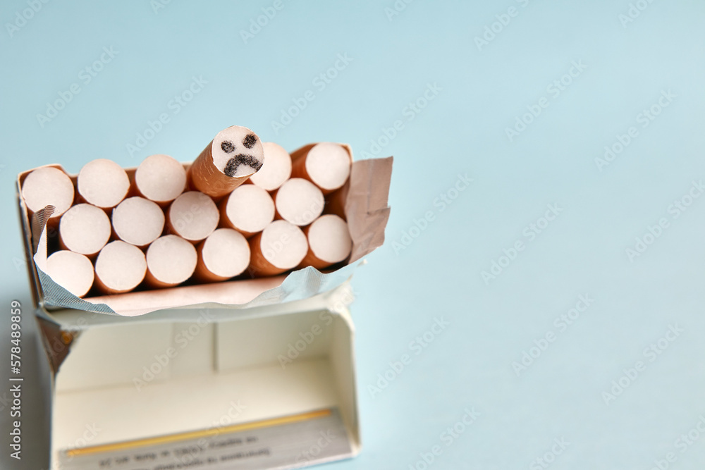 Foto de A pack of cigarettes with a cigarette with a sad emoticon. The ...