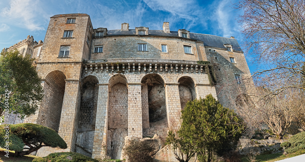Le château de Pons et ses remparts en Charente-Maritime France Stock ...
