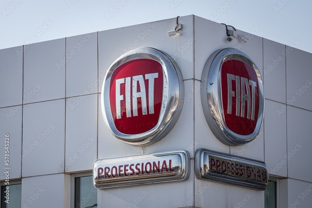 Foto de Antalya, Turkey - February 18, 2023: Showroom of FIAT logo on autosalon do Stock | Adobe ...