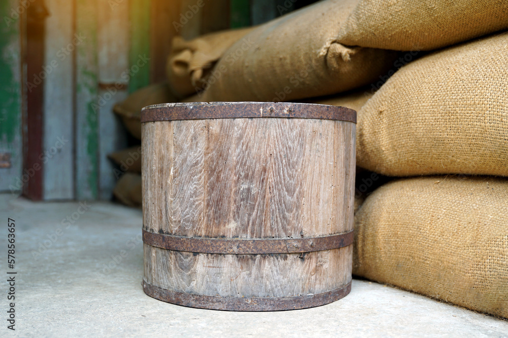 Foto de Thai Wooden bucket are used for measuring. Placed on a sack of ...