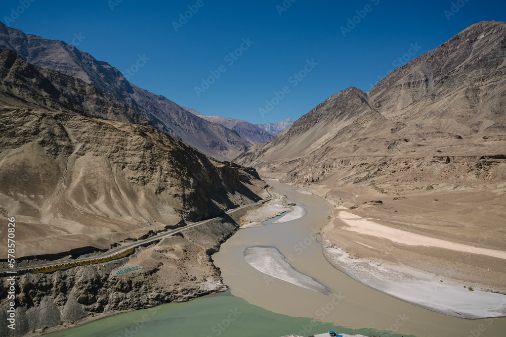 Foto de beautiful landscape of mountain and river at Sangam – the ...