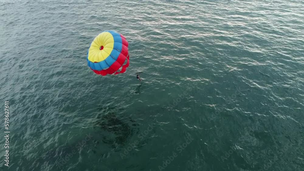 Vista Aérea De Una Persona Volando En Paracaídas Sobre El Mar Stock ビデオ ...
