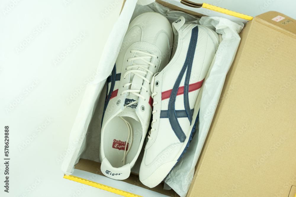 Foto de Bangkok, Thailand - March 7, 2023 : Box with new white shoe ...