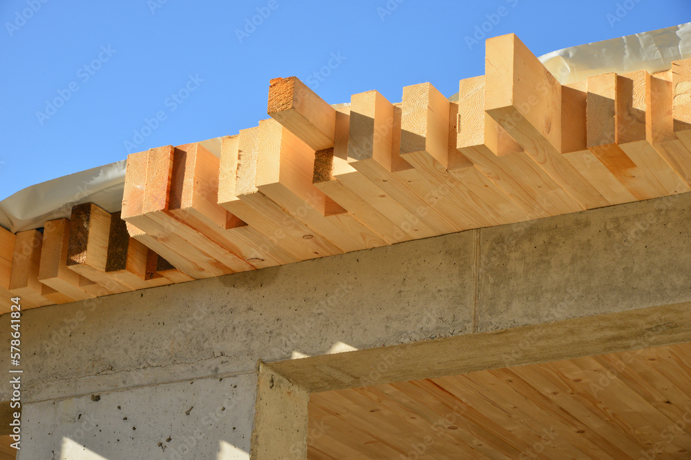 Zweilagige Brettstapeldecke auf der betonierten Kellergeschoss ...