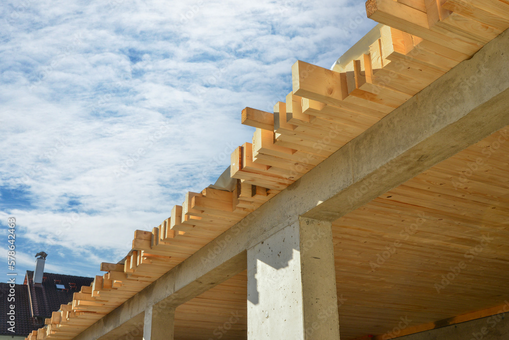 Zweilagige Brettstapeldecke auf der betonierten Kellergeschoss ...