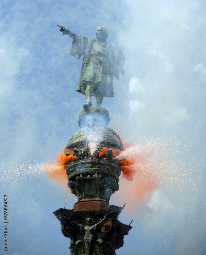 Estatua de Cristobal Colon de Barcelona con fuegos artificiales Stock ...