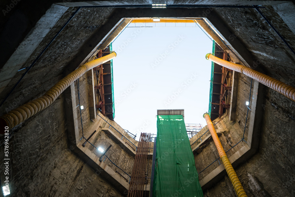 Sump or hexagon Sinking manhole with concrete Wall Friction, machine ...