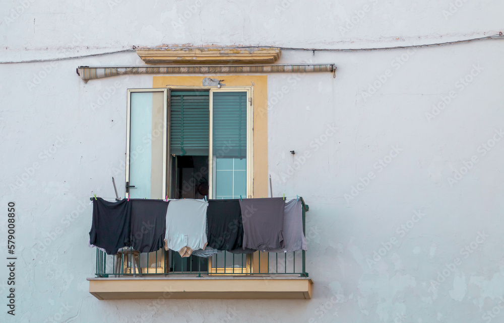 Ropa tendida en la ventana de una casa de Gallipoli, Italia. Ropa ...