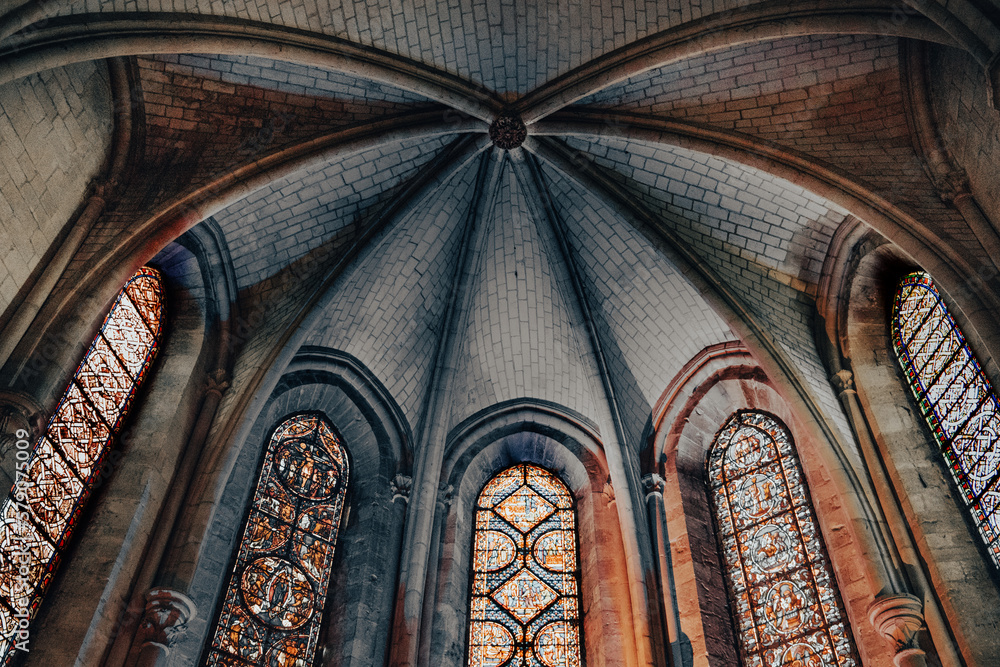 Foto de Vitraux et voûte en pierre du dôme de la cathédrale de Troyes ...