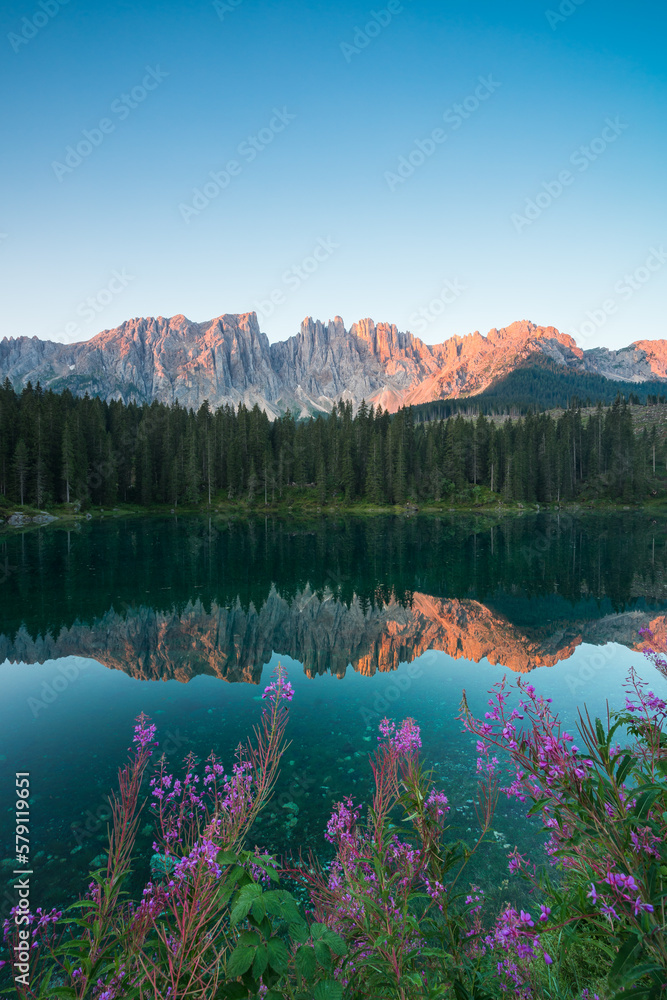 Bergsee mit Spiegelung und Fels Panorama in den Alpen. Karer See in den ...