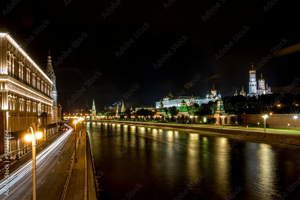 Long exposure night view of Moscow river, Embankment House, Kremlin ...