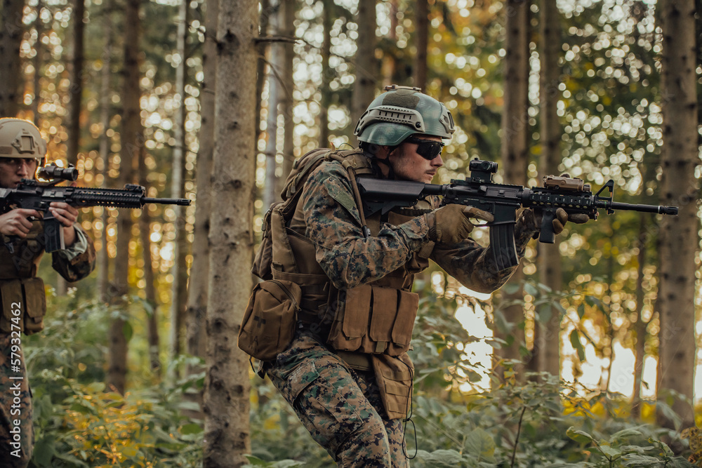 Foto de A group of modern warfare soldiers is fighting a war in ...