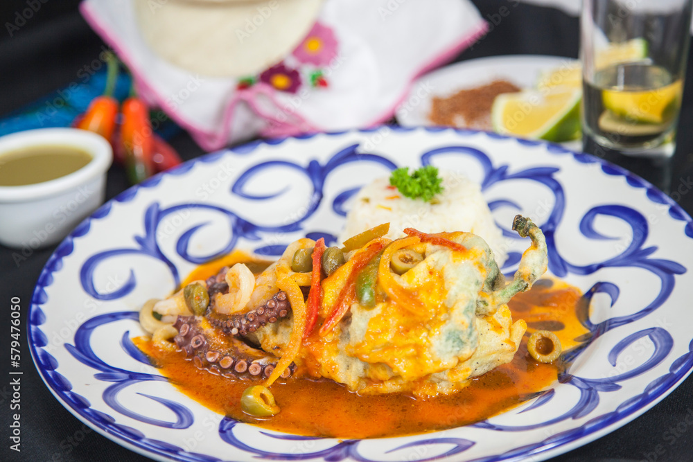 Foto de Chile Relleno de Mariscos, Alta Cocina Mexicana, Platillos do ...