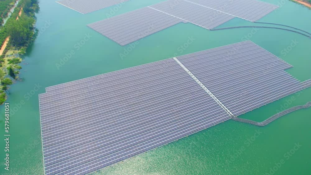Video „Flying over a solar panels floating on water. It installing solar panels on floating ...