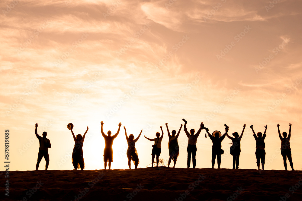 Foto Stock Silhouette of happy business group team over sunset sky ...