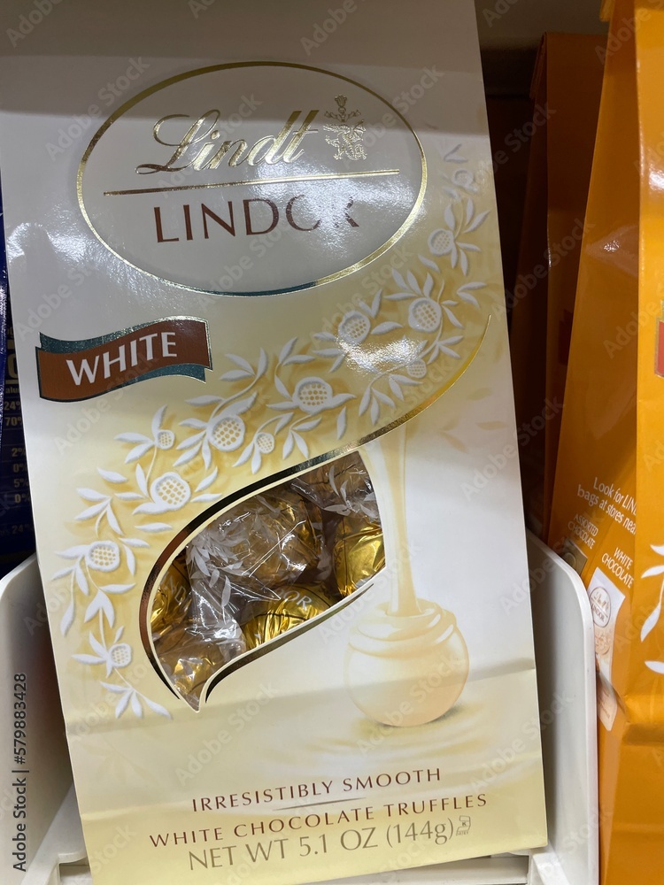 Foto de Grocery store candy section Lindt Lindor white do Stock | Adobe ...