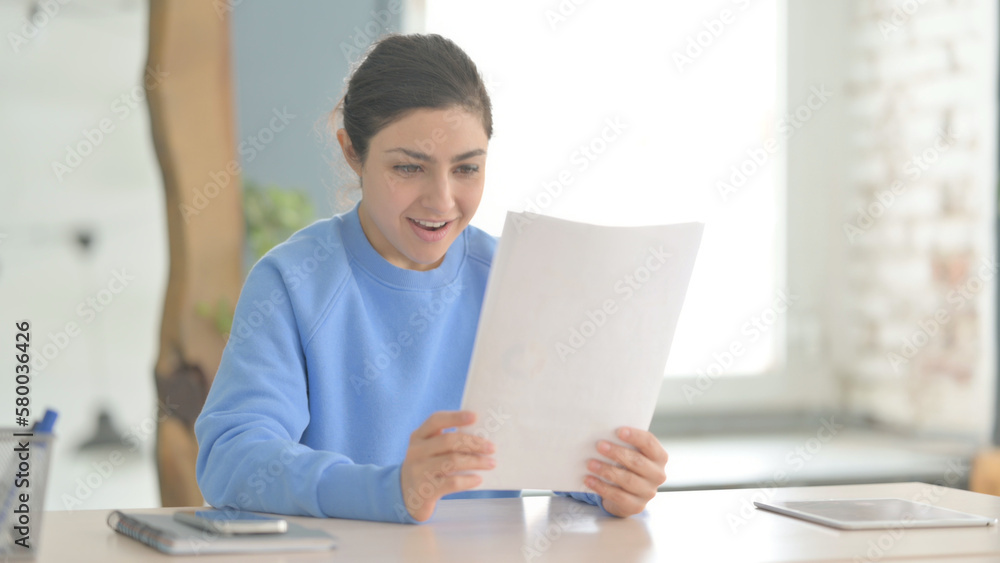 Foto de Excited Indian Woman Celebrating while Reading Documents do ...