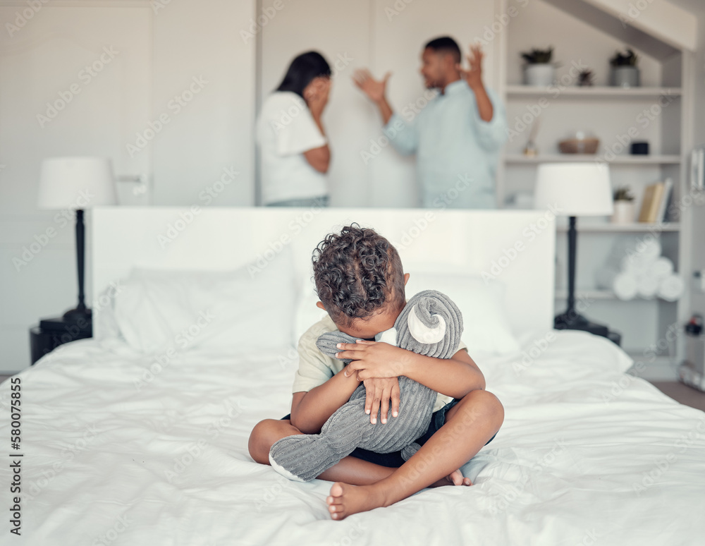 Foto de Sad, fight and boy on the bed with parents in conflict ...