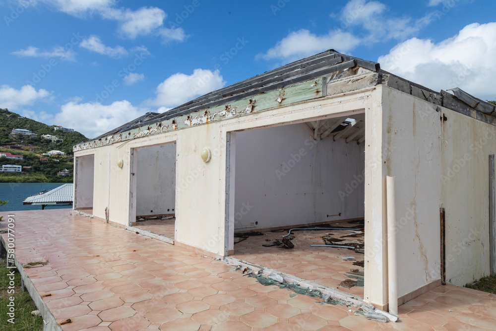 Un puissant typhon qui a dévasté une maison. Stock Photo | Adobe Stock