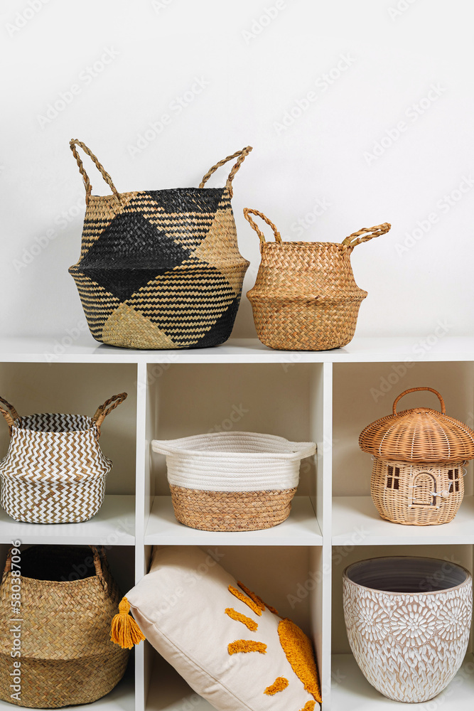 Fotografia do Stock: White shelving with various baskets. Seagrass ...