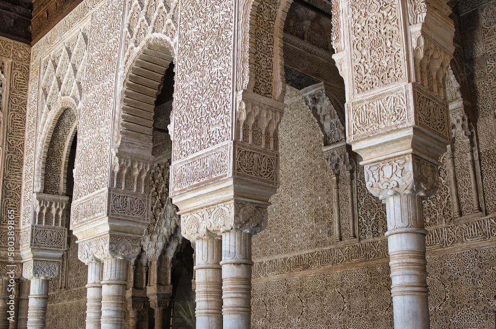 Detalle hermosas columnas y arcos de arquitectura medieval musulmana en ...
