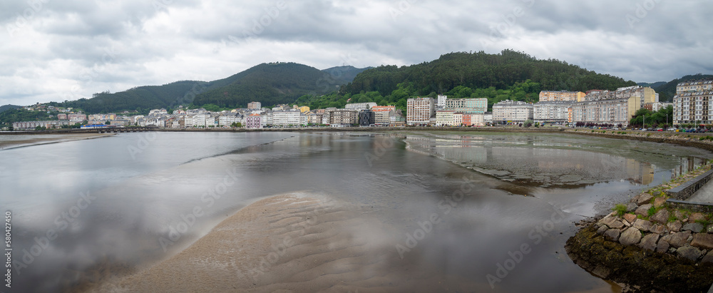 Vista panorámica de la costa en la ría de Viveiro ,Lugo, con las ...