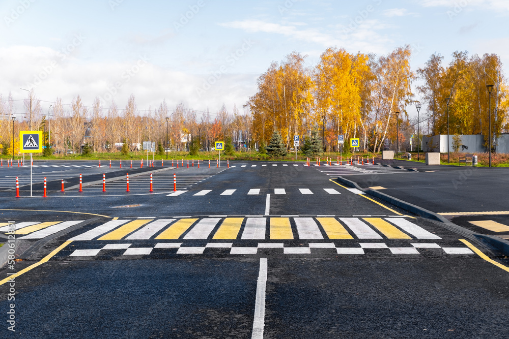Foto de The white and yellow lines of the pedestrian crossing at the ...