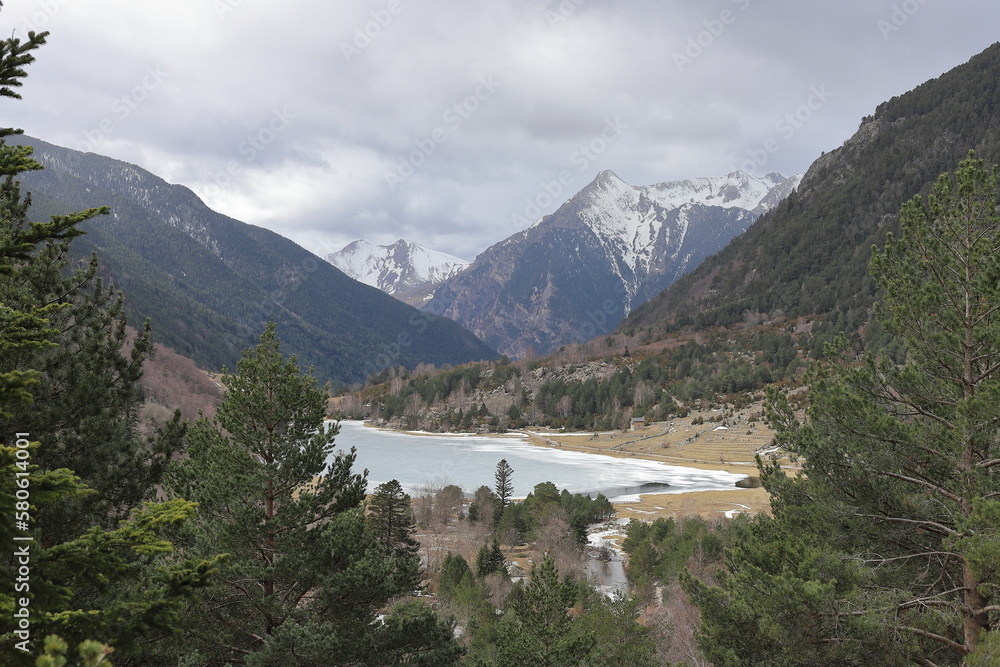 Bonitas vistas a la altas cimas nevadas del Bony del Graller y el ...