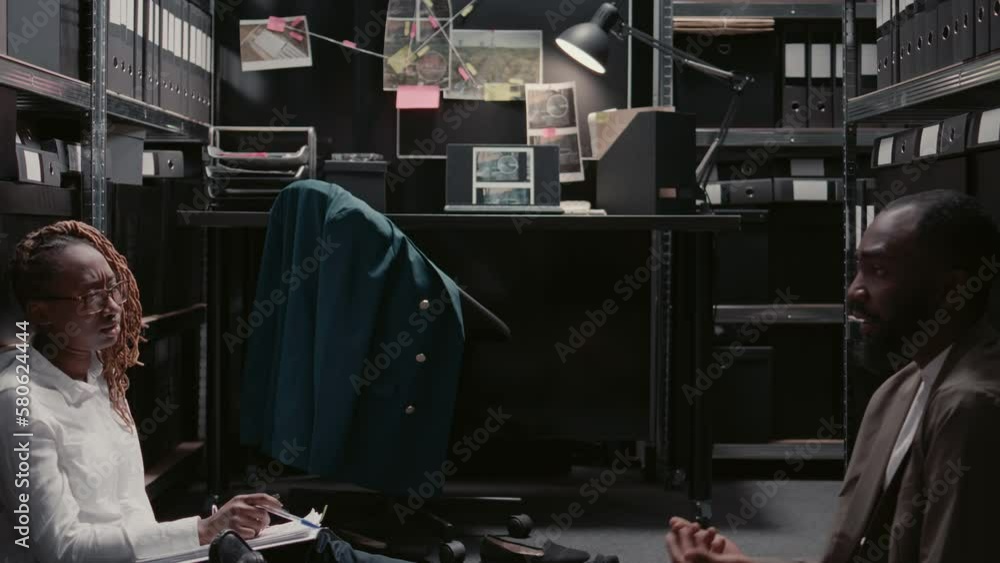 Video „Team of detectives conducting criminal investigation in evidence ...