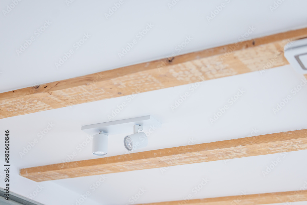 Decke, Holzbalken, Stahlträger und Lampe oder Deckspots in einem ...