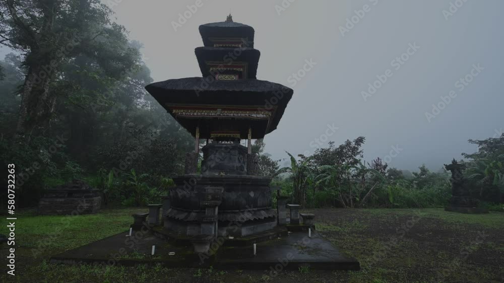 Traditional architecture in bali. Entrance to a Hindu temple. Gate to ...